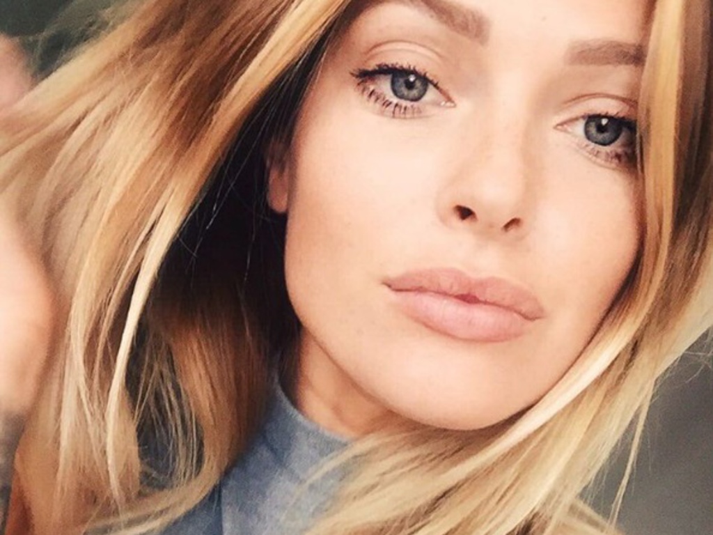 Caroline Receveur A T Elle Eu Recours à La Chirurgie La Photo Qui